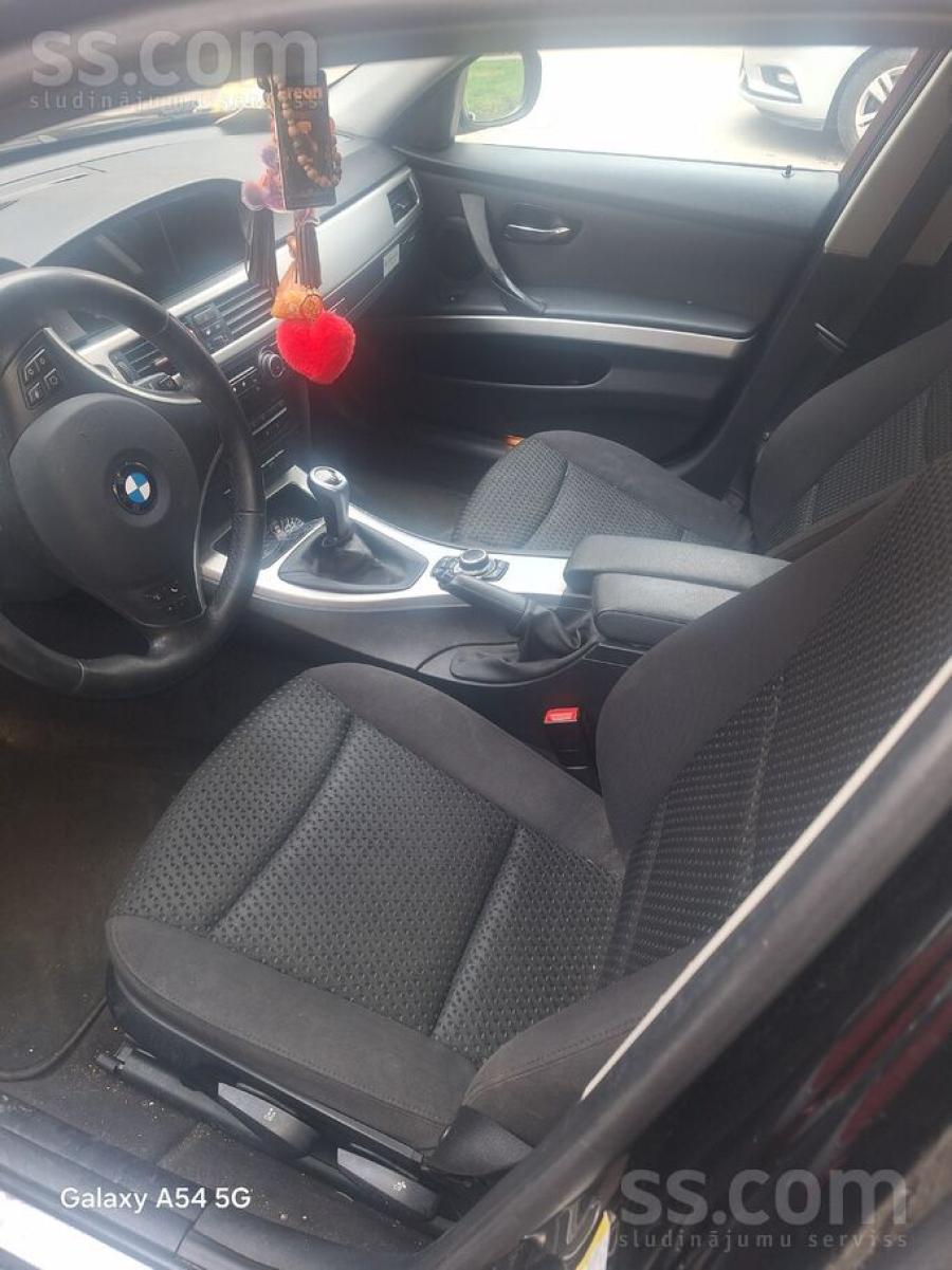 Black BMW 318 2011 in Ogre, with an engine capacity of 2.00 L and mileage of 395 thousand km for 3000 €, photo 13 on AUTOMOTO.COM.LV