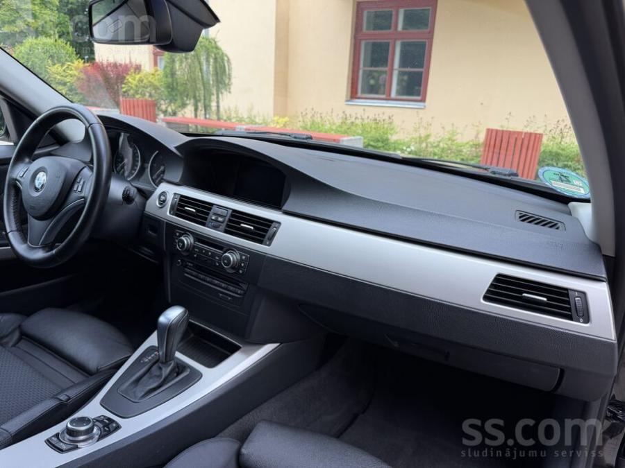 Black BMW 318 2011 in Riga, with an engine capacity of 2.00 L and mileage of 295 thousand km for 5850 €, photo 19 on AUTOMOTO.COM.LV