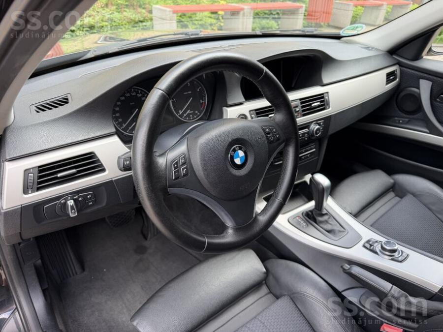 Black BMW 318 2011 in Riga, with an engine capacity of 2.00 L and mileage of 295 thousand km for 5850 €, photo 20 on AUTOMOTO.COM.LV