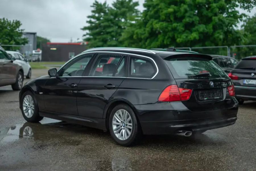 Black BMW 318 2011 in Liepaja, with an engine capacity of 2.00 L and mileage of 252 thousand km for 6500 €, photo 3 on AUTOMOTO.COM.LV