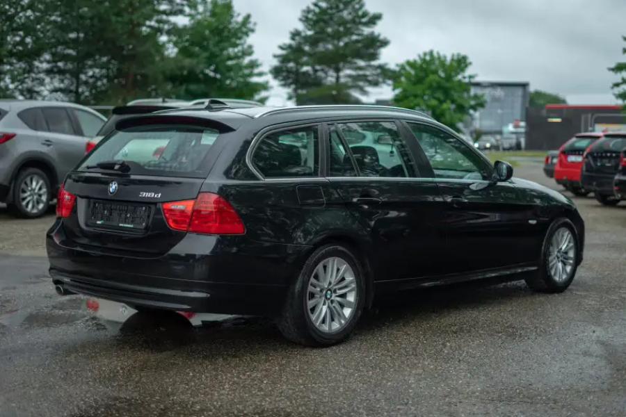 Black BMW 318 2011 in Liepaja, with an engine capacity of 2.00 L and mileage of 252 thousand km for 6500 €, photo 5 on AUTOMOTO.COM.LV