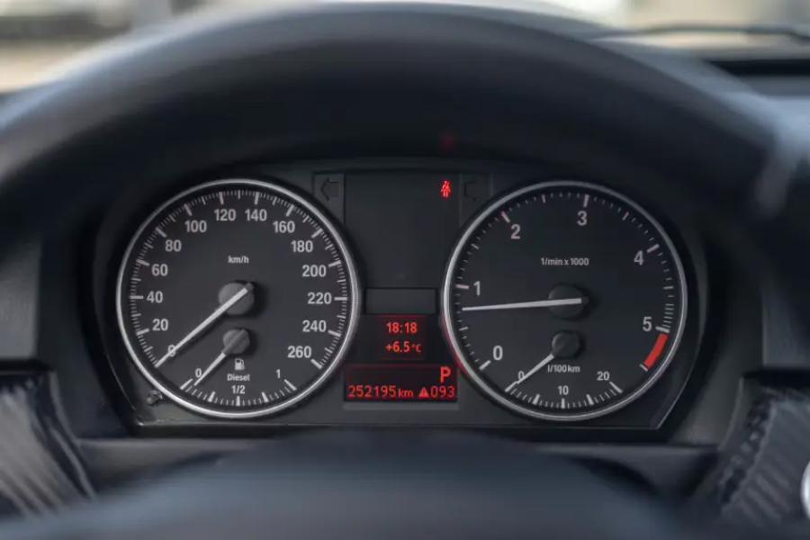Black BMW 318 2011 in Liepaja, with an engine capacity of 2.00 L and mileage of 252 thousand km for 6500 €, photo 15 on AUTOMOTO.COM.LV