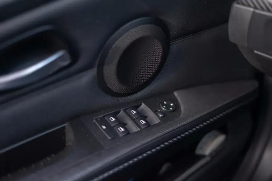 Black BMW 318 2011 in Liepaja, with an engine capacity of 2.00 L and mileage of 252 thousand km for 6500 €, photo 20 on AUTOMOTO.COM.LV