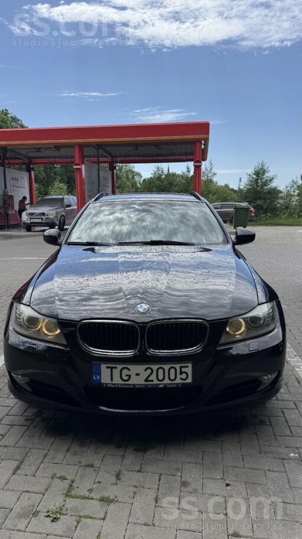 Black BMW 318 2011 in Riga, with an engine capacity of 2.00 L and mileage of 296 thousand km for 6100 €, photo 1 on AUTOMOTO.COM.LV