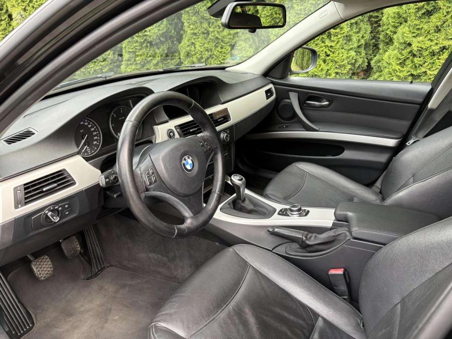 Black BMW 318 2011 in Panevezys, with an engine capacity of 2.00 L and mileage of 284 thousand km for 4350 €, photo 15 on AUTOMOTO.COM.LV