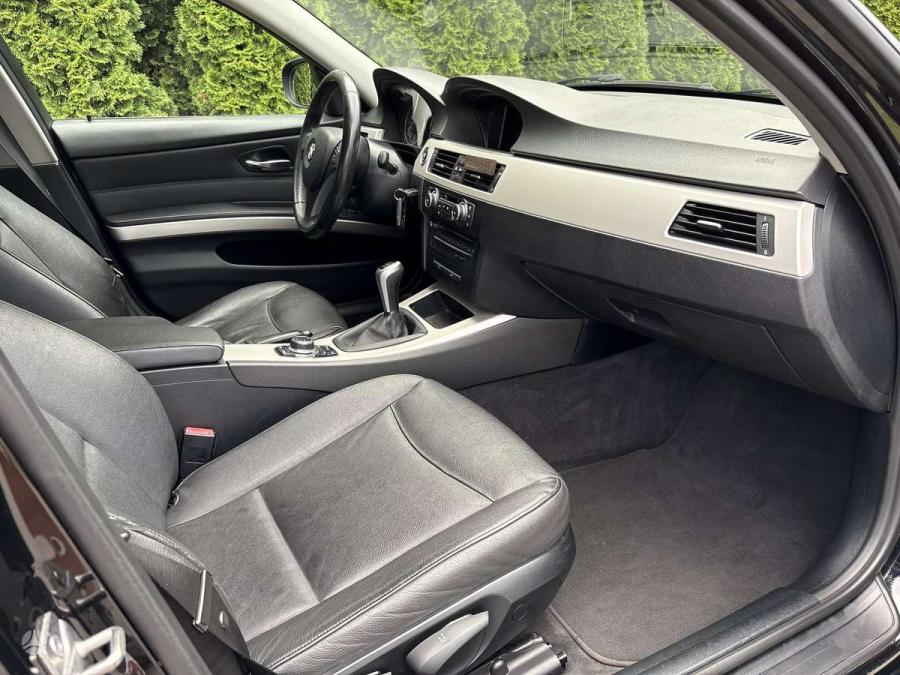 Black BMW 318 2011 in Panevezys, with an engine capacity of 2.00 L and mileage of 284 thousand km for 4350 €, photo 17 on AUTOMOTO.COM.LV