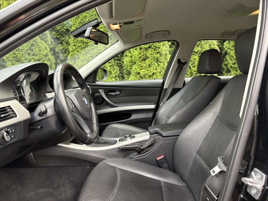 Black BMW 318 2011 in Panevezys, with an engine capacity of 2.00 L and mileage of 284 thousand km for 4350 €, photo 20 on AUTOMOTO.COM.LV