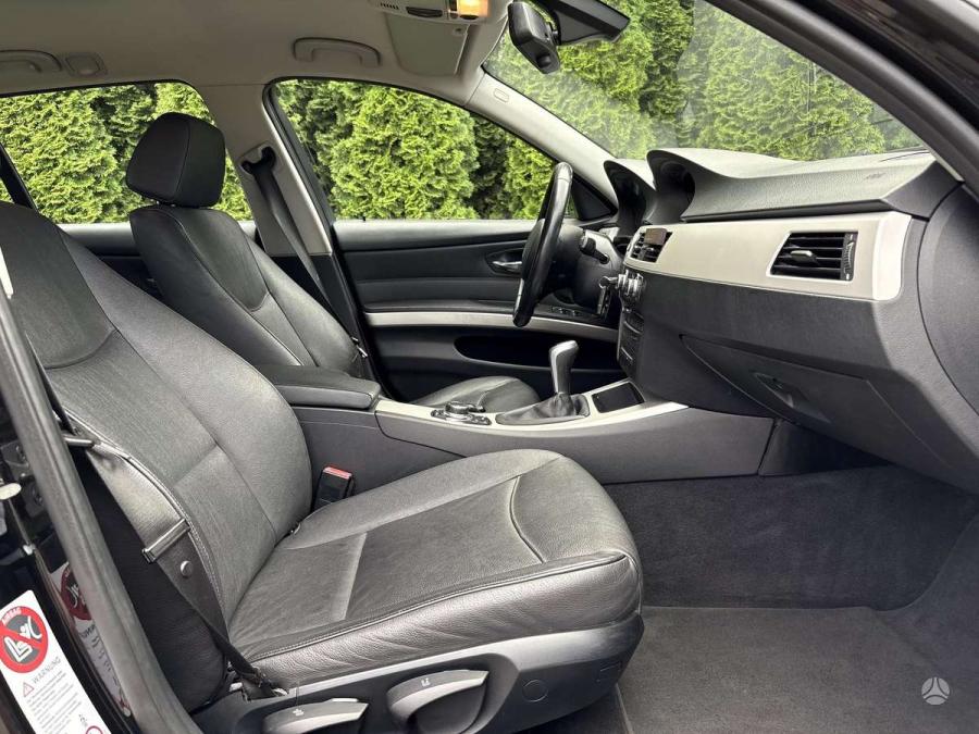 Black BMW 318 2011 in Panevezys, with an engine capacity of 2.00 L and mileage of 284 thousand km for 4350 €, photo 21 on AUTOMOTO.COM.LV