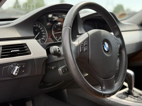 Melns BMW 318 2011 Ogre, ar dzinēja tilpumu 2.00 L un nobraukumu 283 tūkst. km par 5100 €, foto 9 vietnē AUTOMOTO.COM.LV