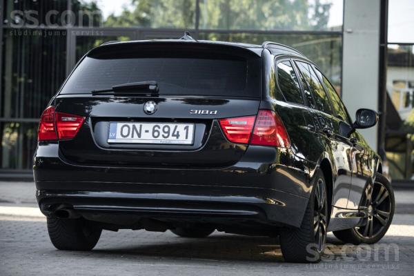 Melns BMW 318 2011 Tukums, ar dzinēja tilpumu 2.00 L un nobraukumu 324 tūkst. km par 5550 €, foto 3 vietnē AUTOMOTO.COM.LV