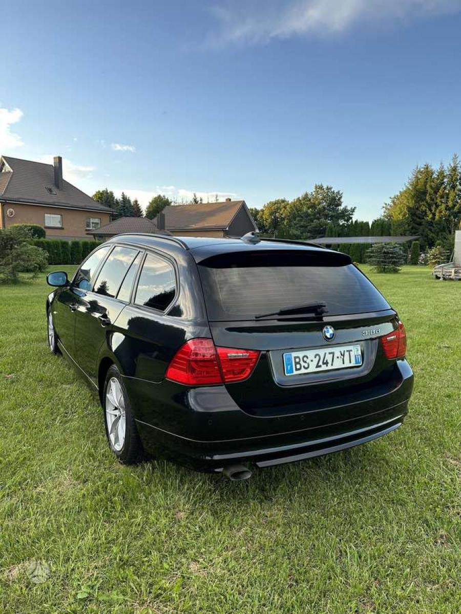 Black BMW 318 2011 in Taurage, with an engine capacity of 2.00 L and mileage of 300 thousand km for 3350 €, photo 7 on AUTOMOTO.COM.LV
