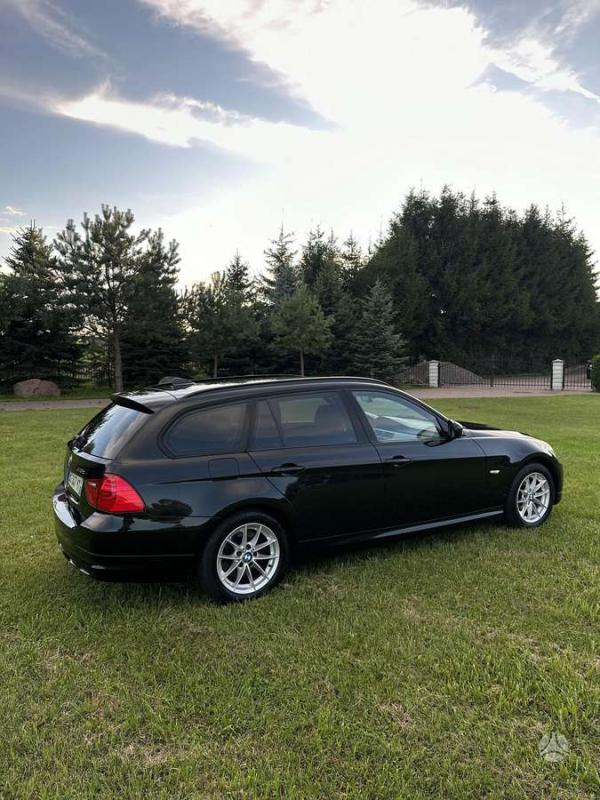 Black BMW 318 2011 in Taurage, with an engine capacity of 2.00 L and mileage of 300 thousand km for 3350 €, photo 8 on AUTOMOTO.COM.LV
