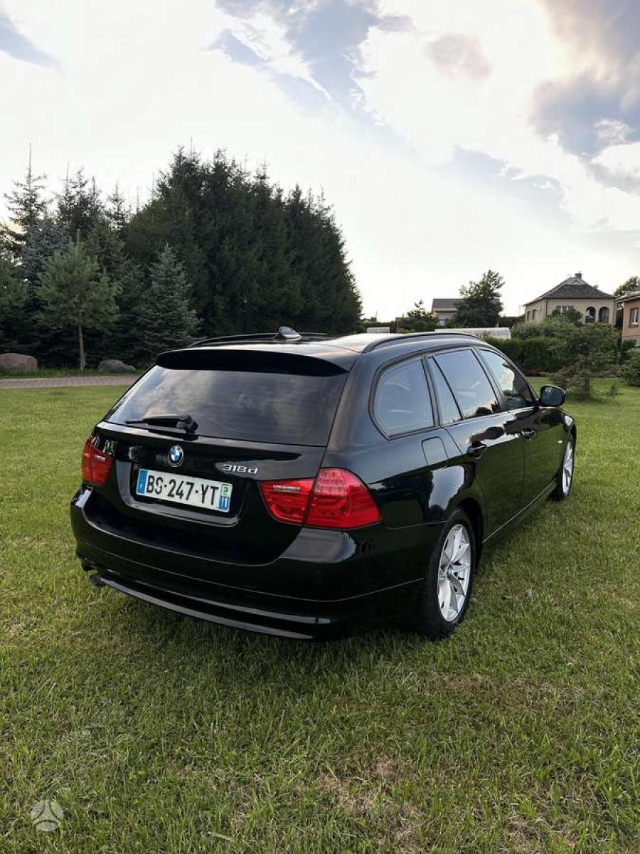 Black BMW 318 2011 in Taurage, with an engine capacity of 2.00 L and mileage of 300 thousand km for 3350 €, photo 10 on AUTOMOTO.COM.LV