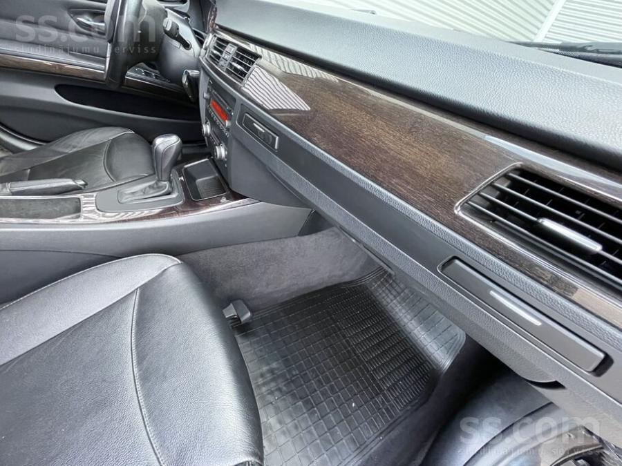 Black BMW 318 2011 in Riga, with an engine capacity of 2.00 L and mileage of 263 thousand km for 5200 €, photo 13 on AUTOMOTO.COM.LV