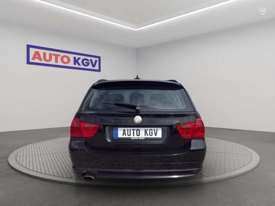 Black BMW 318 2011 in Kaunas, with an engine capacity of 2.00 L and mileage of 376 thousand km for 4999 €, photo 5 on AUTOMOTO.COM.LV