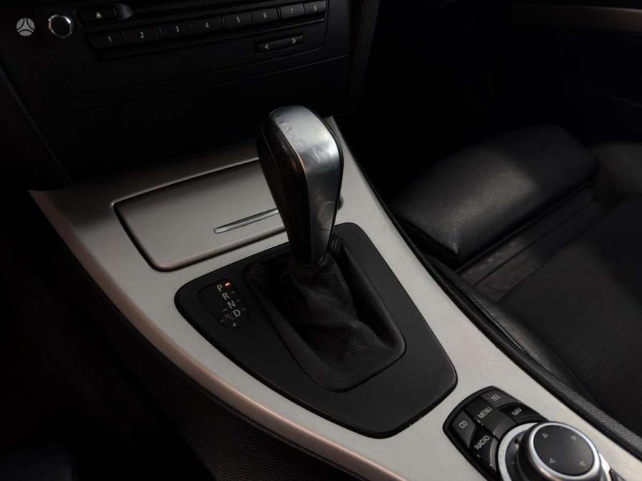 Black BMW 318 2011 in Kaunas, with an engine capacity of 2.00 L and mileage of 376 thousand km for 4999 €, photo 16 on AUTOMOTO.COM.LV