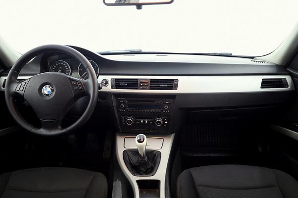 Black BMW 318 2011 in Tallinn, with an engine capacity of 2.00 L and mileage of 482 thousand km for 1899 €, photo 5 on AUTOMOTO.COM.LV