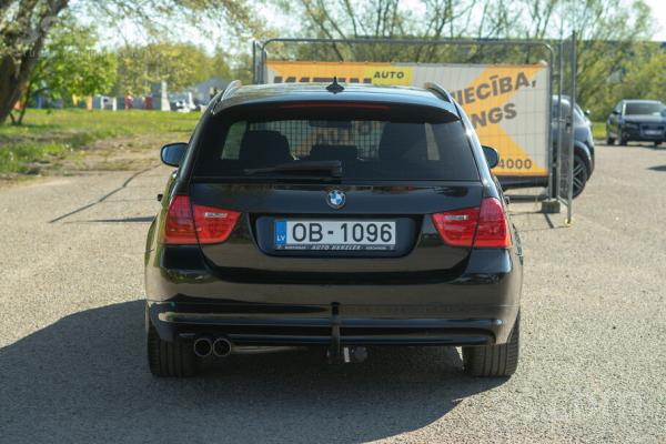 Black BMW 318 2012 in Liepaja, with an engine capacity of 2.00 L and mileage of 266 thousand km for 6450 €, photo 3 on AUTOMOTO.COM.LV