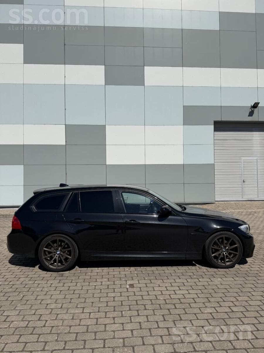 Black BMW 318 2012 in Riga, with an engine capacity of 2.00 L and mileage of 324 thousand km for 11100 €, photo 3 on AUTOMOTO.COM.LV
