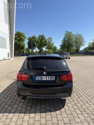 Black BMW 318 2012 in Riga, with an engine capacity of 2.00 L and mileage of 324 thousand km for 11100 €, photo 4 on AUTOMOTO.COM.LV
