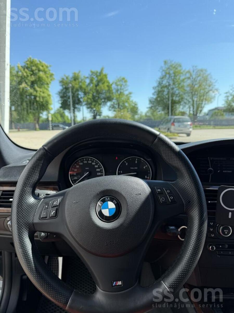 Black BMW 318 2012 in Riga, with an engine capacity of 2.00 L and mileage of 324 thousand km for 11100 €, photo 16 on AUTOMOTO.COM.LV