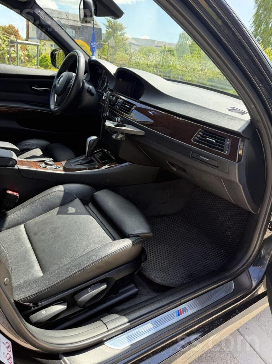 Black BMW 318 2012 in Riga, with an engine capacity of 2.00 L and mileage of 324 thousand km for 11100 €, photo 18 on AUTOMOTO.COM.LV