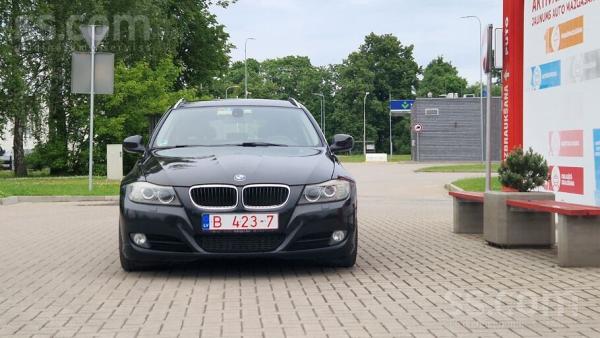 Black BMW 318 2012 in Jelgava, with an engine capacity of 2.00 L and mileage of 402 thousand km for 4450 €, photo 4 on AUTOMOTO.COM.LV