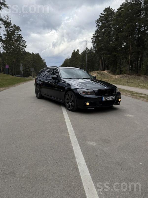 Black BMW 318 2012 in Riga, with an engine capacity of 2.00 L and mileage of 235 thousand km for 3800 €, photo 2 on AUTOMOTO.COM.LV