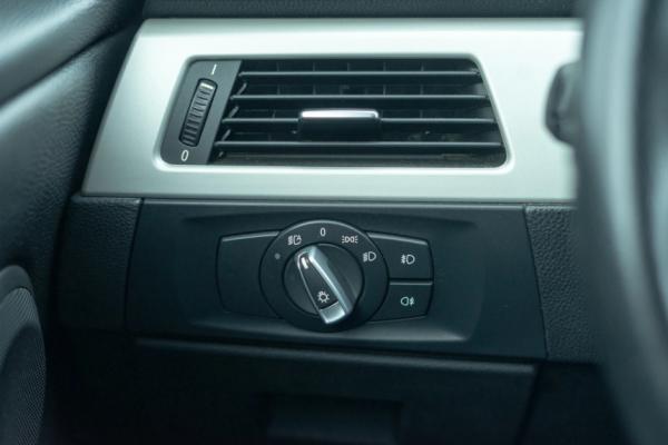 Black BMW 318 2012 in Riga, with an engine capacity of 2.00 L and mileage of 266 thousand km for 6250 €, photo 9 on AUTOMOTO.COM.LV