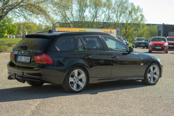 Black BMW 318 2012 in Riga, with an engine capacity of 2.00 L and mileage of 266 thousand km for 6250 €, photo 10 on AUTOMOTO.COM.LV