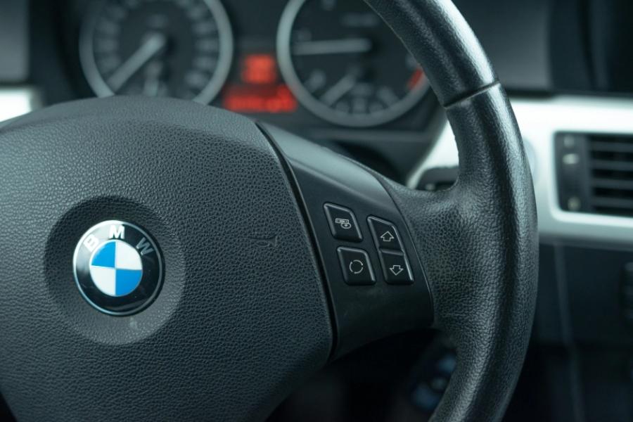 Black BMW 318 2012 in Riga, with an engine capacity of 2.00 L and mileage of 266 thousand km for 6250 €, photo 17 on AUTOMOTO.COM.LV