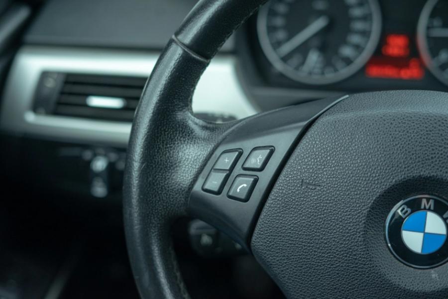 Black BMW 318 2012 in Riga, with an engine capacity of 2.00 L and mileage of 266 thousand km for 6250 €, photo 18 on AUTOMOTO.COM.LV