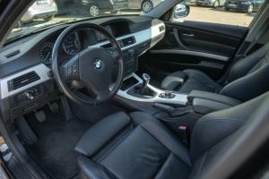 Black BMW 318 2012 in Riga, with an engine capacity of 2.00 L and mileage of 266 thousand km for 6250 €, photo 19 on AUTOMOTO.COM.LV