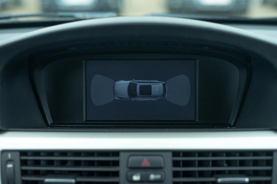 Black BMW 318 2012 in Riga, with an engine capacity of 2.00 L and mileage of 266 thousand km for 6250 €, photo 25 on AUTOMOTO.COM.LV