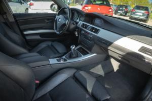 Black BMW 318 2012 in Riga, with an engine capacity of 2.00 L and mileage of 266 thousand km for 6250 €, photo 26 on AUTOMOTO.COM.LV