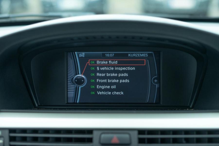 Black BMW 318 2012 in Riga, with an engine capacity of 2.00 L and mileage of 266 thousand km for 6250 €, photo 27 on AUTOMOTO.COM.LV