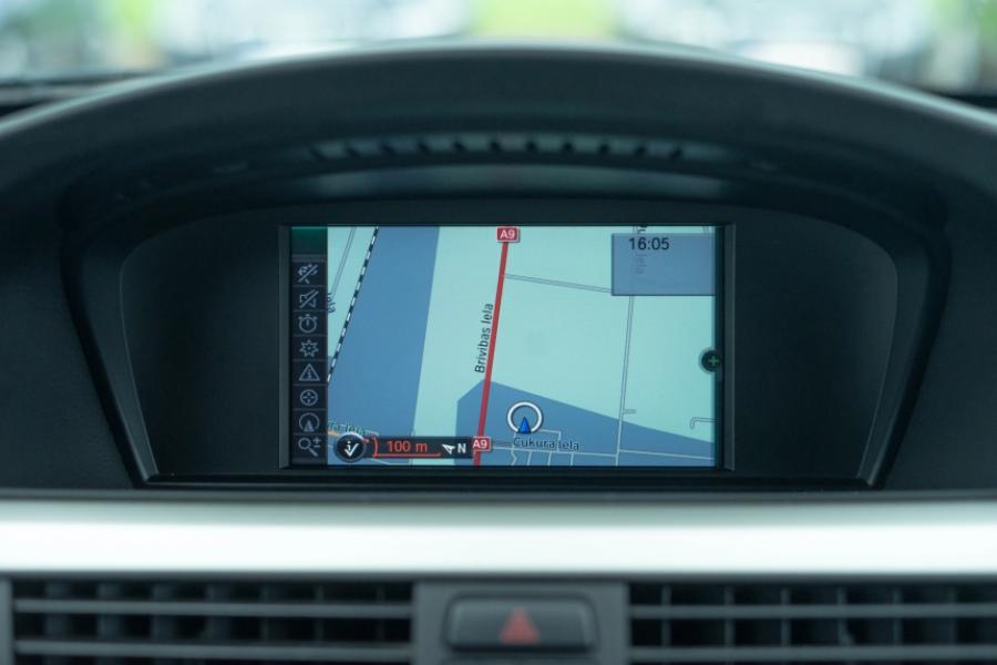 Black BMW 318 2012 in Riga, with an engine capacity of 2.00 L and mileage of 266 thousand km for 6250 €, photo 29 on AUTOMOTO.COM.LV