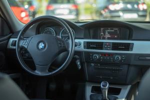 Black BMW 318 2012 in Riga, with an engine capacity of 2.00 L and mileage of 266 thousand km for 6250 €, photo 30 on AUTOMOTO.COM.LV