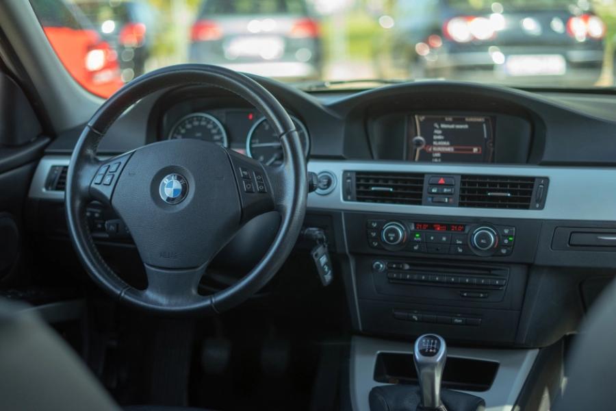 Black BMW 318 2012 in Riga, with an engine capacity of 2.00 L and mileage of 266 thousand km for 6250 €, photo 30 on AUTOMOTO.COM.LV