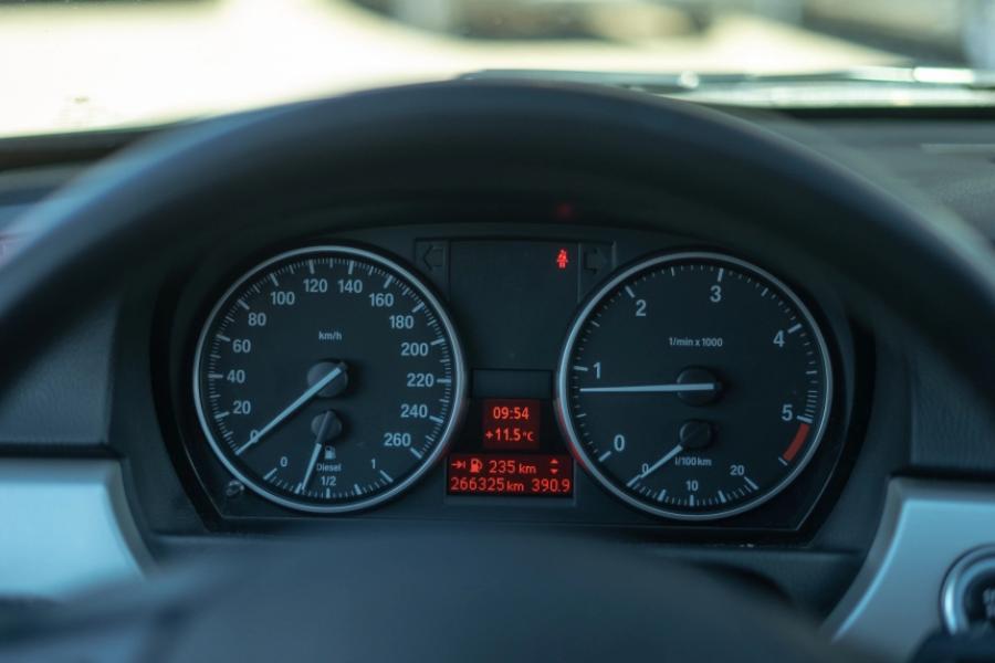 Black BMW 318 2012 in Riga, with an engine capacity of 2.00 L and mileage of 266 thousand km for 6250 €, photo 32 on AUTOMOTO.COM.LV
