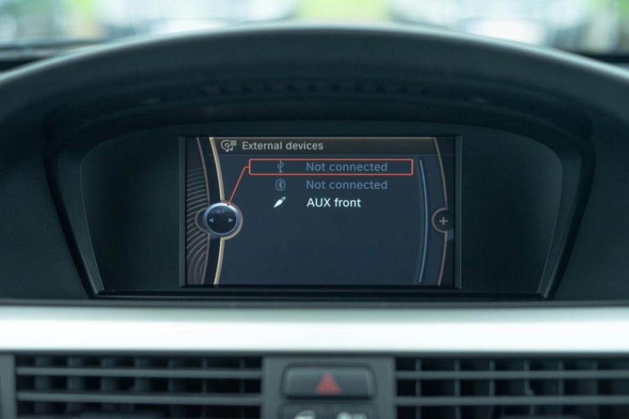 Black BMW 318 2012 in Riga, with an engine capacity of 2.00 L and mileage of 266 thousand km for 6250 €, photo 33 on AUTOMOTO.COM.LV