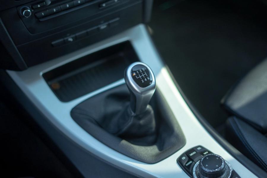 Black BMW 318 2012 in Riga, with an engine capacity of 2.00 L and mileage of 266 thousand km for 6250 €, photo 35 on AUTOMOTO.COM.LV