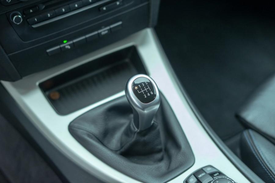 Black BMW 318 2012 in Riga, with an engine capacity of 2.00 L and mileage of 266 thousand km for 6250 €, photo 36 on AUTOMOTO.COM.LV