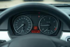 Black BMW 318 2012 in Riga, with an engine capacity of 2.00 L and mileage of 266 thousand km for 6250 €, photo 40 on AUTOMOTO.COM.LV