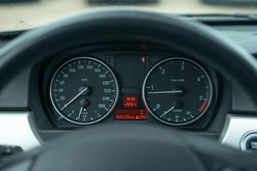 Black BMW 318 2012 in Riga, with an engine capacity of 2.00 L and mileage of 266 thousand km for 6250 €, photo 40 on AUTOMOTO.COM.LV