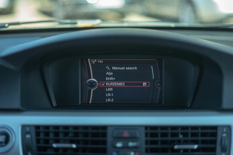 Black BMW 318 2012 in Riga, with an engine capacity of 2.00 L and mileage of 266 thousand km for 6250 €, photo 41 on AUTOMOTO.COM.LV