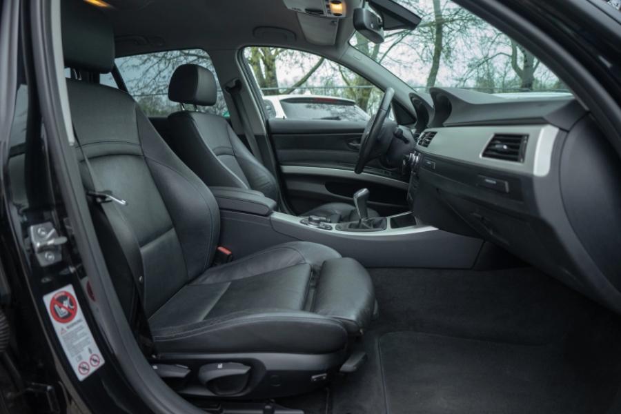 Black BMW 318 2012 in Riga, with an engine capacity of 2.00 L and mileage of 266 thousand km for 6250 €, photo 42 on AUTOMOTO.COM.LV