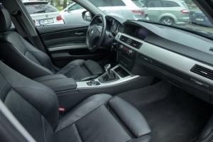Black BMW 318 2012 in Riga, with an engine capacity of 2.00 L and mileage of 266 thousand km for 6250 €, photo 44 on AUTOMOTO.COM.LV
