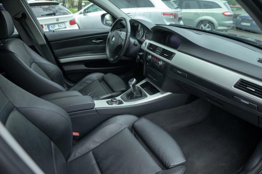 Black BMW 318 2012 in Riga, with an engine capacity of 2.00 L and mileage of 266 thousand km for 6250 €, photo 44 on AUTOMOTO.COM.LV
