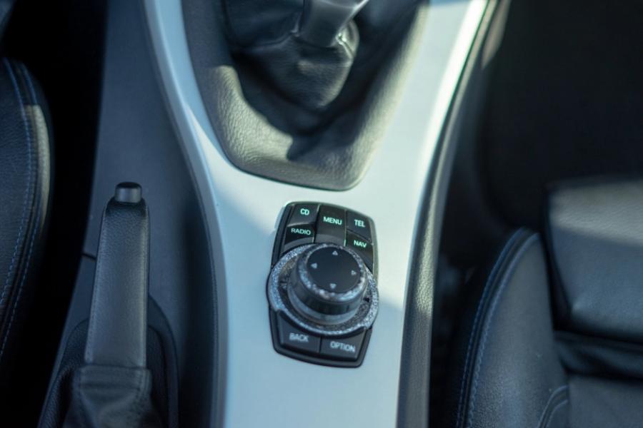 Black BMW 318 2012 in Riga, with an engine capacity of 2.00 L and mileage of 266 thousand km for 6250 €, photo 54 on AUTOMOTO.COM.LV